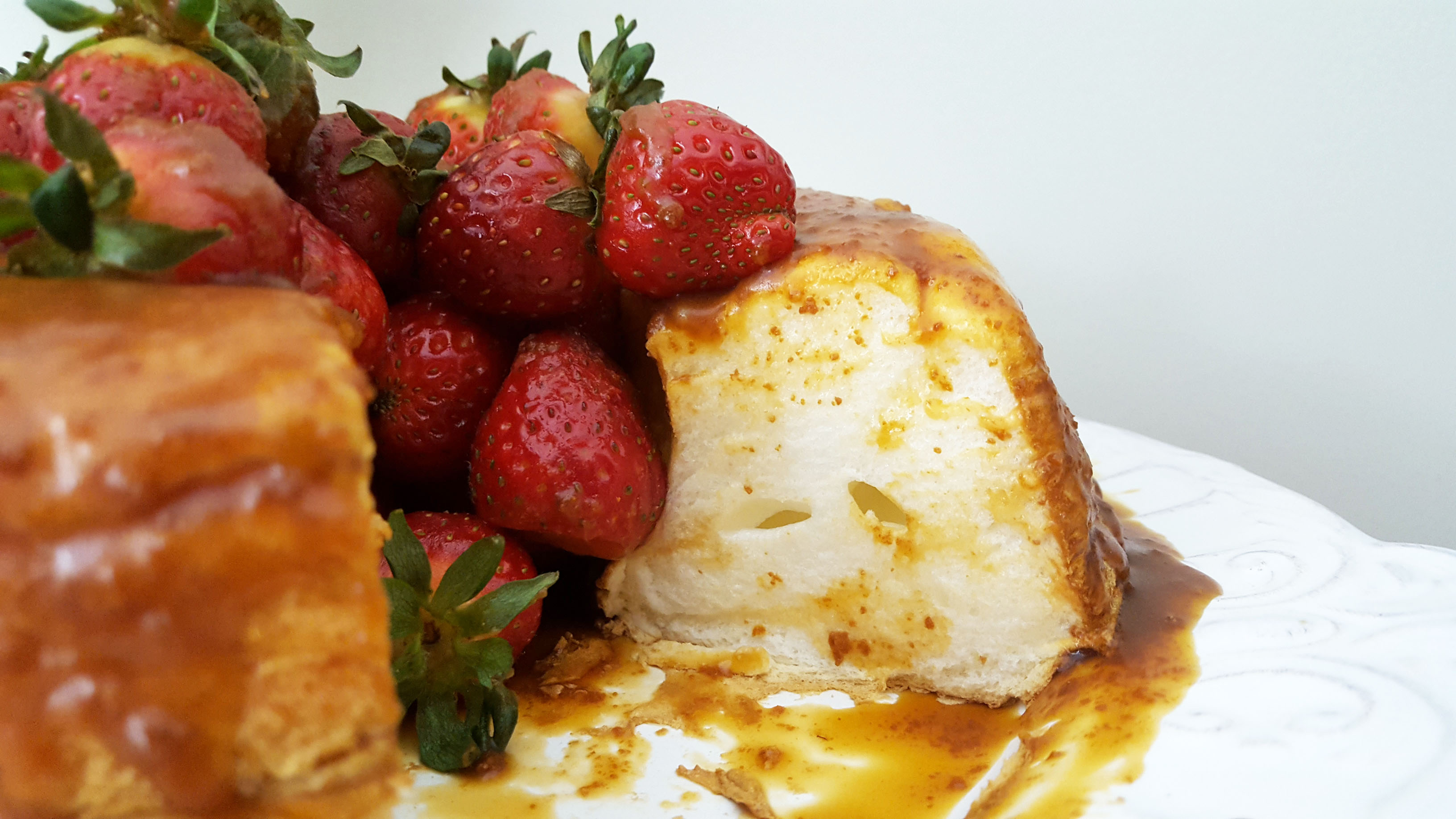 Molotof com caramelo salgado e morangos - Deliciosa Paparoca